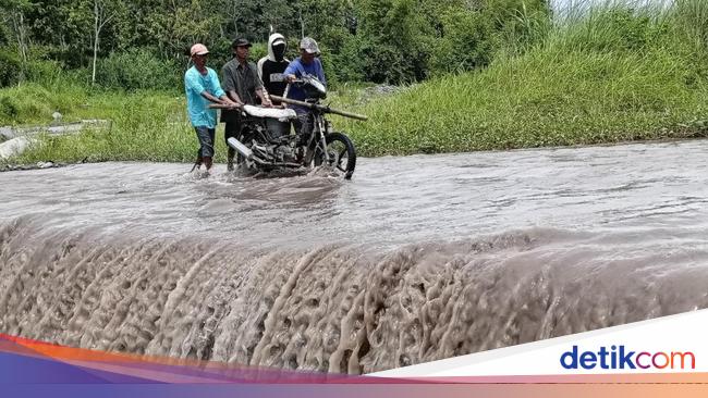 Warga Lumajang Nekat Seberangi Derasnya Banjir Lahar Dingin Semeru