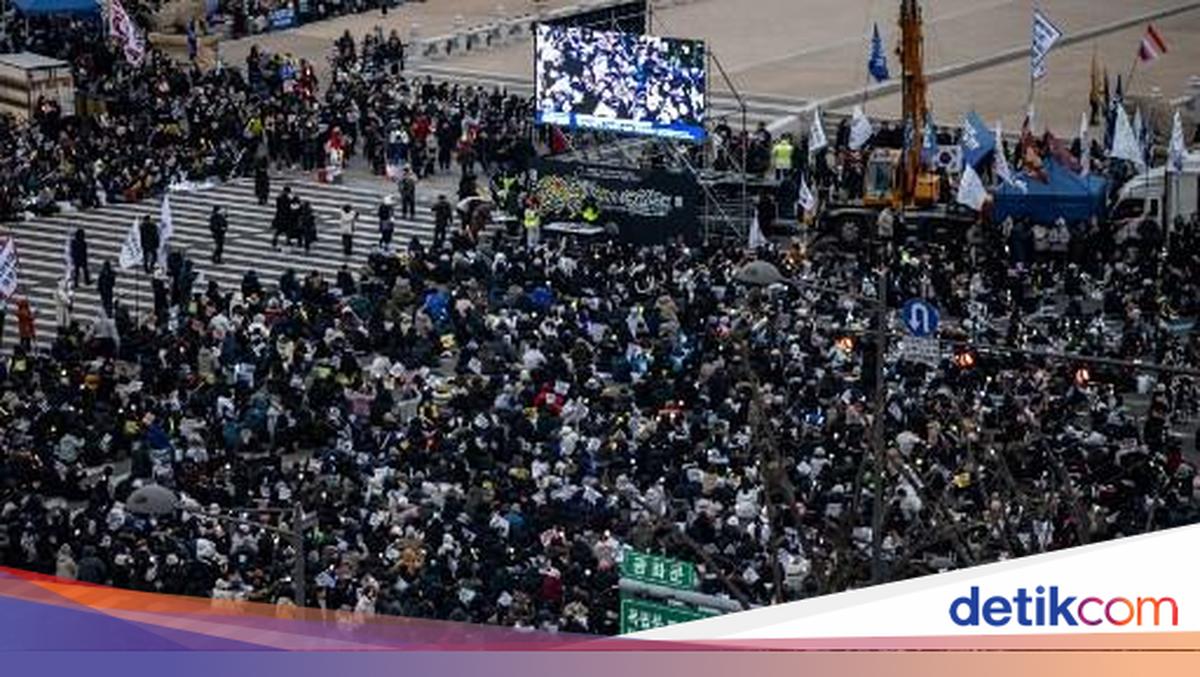 Ribuan Warga Pro-Kontra Presiden Korsel Gelar Demo Tandingan di Seoul