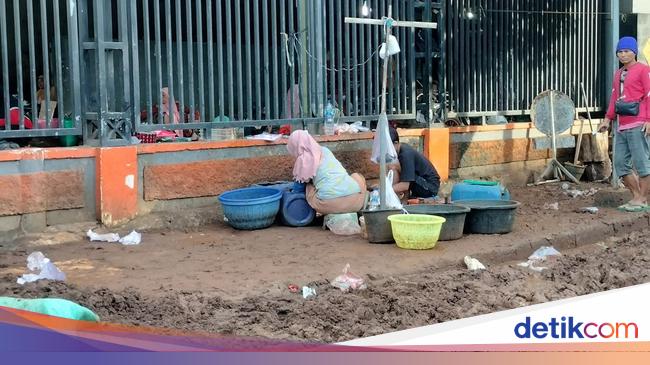 Banjir Bandang Rengel Surut, Lumpur Masih Numpuk di Jalan