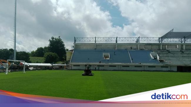 Atap Tribun VIP Stadion BJ Habibie Parepare Mulai Dipasang, Rumput Kian ...
