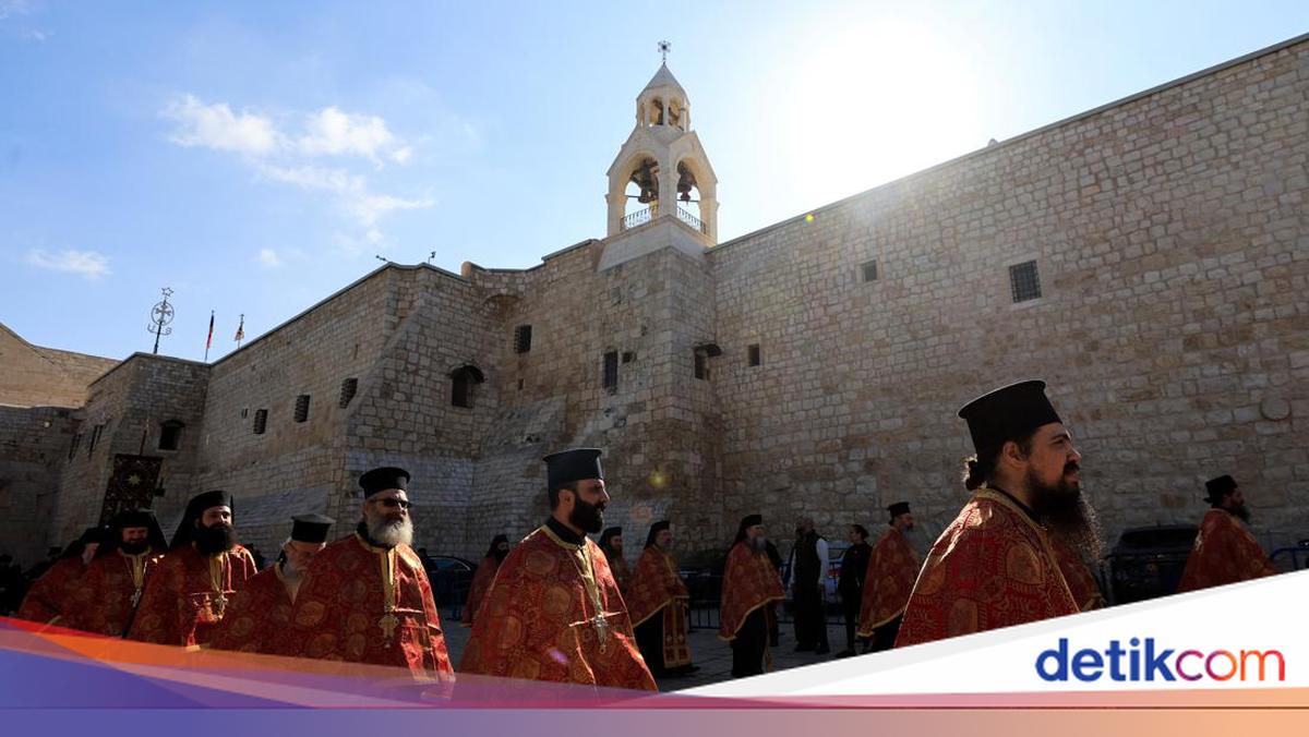 Umat Kristen Orthodoks Rayakan Natal di Betlehem