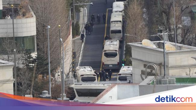 Deretan Bus Halangi Gerbang Masuk Kediaman Presiden Korsel Yoon Suk Yeol Deretan Bus Halangi Gerbang Masuk Kediaman Presiden Korsel Yoon Suk Yeol