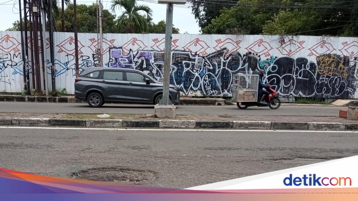 Jalan Cipto Mangunkusumo Cirebon Rusak, Pengendara Wajib Waspada