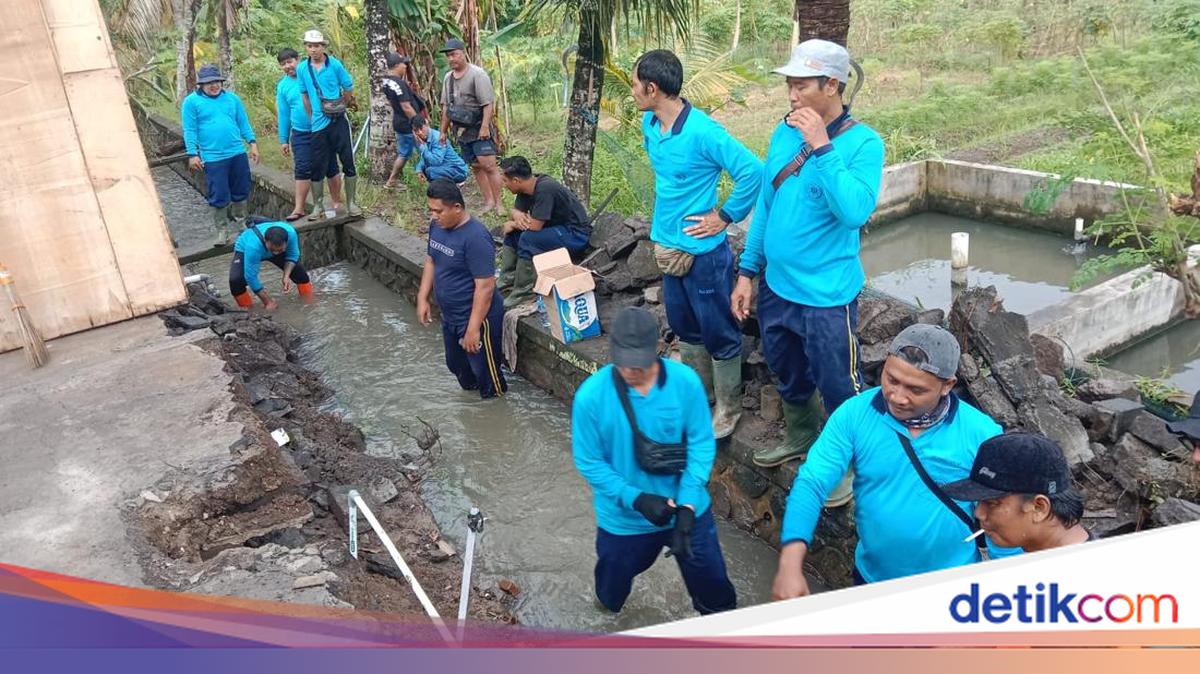 Jalan Puputan Renon Banjir gegara Saluran Air Tersumbat Sampah