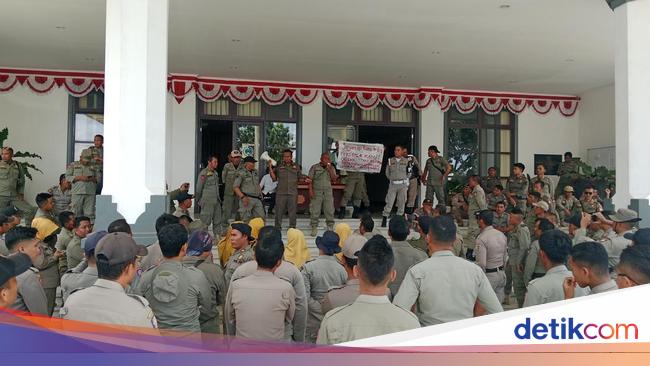 Tuntut Jadi PPPK, Honorer Satpol PP Geruduk DPRD Lombok Timur