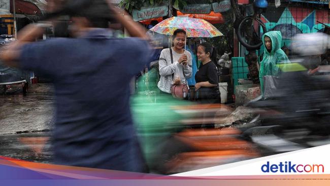 Siapkan Jas Hujan dan Payung, Jakarta Diprediksi Hujan sampai Malam