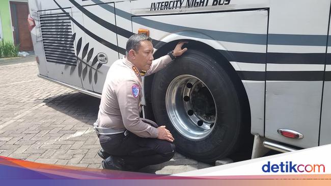 Dirlantas Sebut Bus Tewaskan 4 Orang di Batu Tak Laik Jalan: Ban Retak! Dirlantas Sebut Bus Tewaskan 4 Orang di Batu Tak Laik Jalan: Ban Retak!