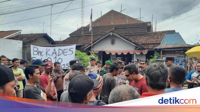 Diduga Korupsi Proyek Desa, Kades Dengkek Pati Didemo Warga Diduga Korupsi Proyek Desa, Kades Dengkek Pati Didemo Warga