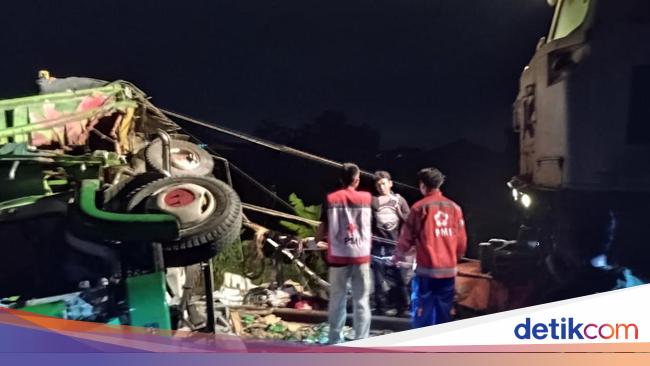 Laka KA Sancaka Vs Truk di Masaran Sragen, Sopir Luka Berat