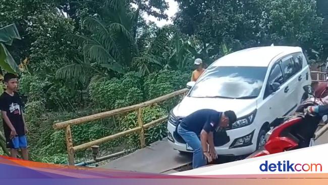 Mobil Terperosok di Jembatan Ketapang Ogan Ilir, Warga Diimbau Hati-hati