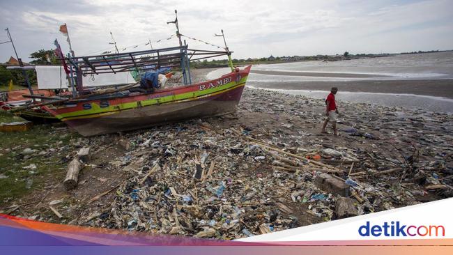 Pantai Dadap Indramayu Dipenuhi Sampah