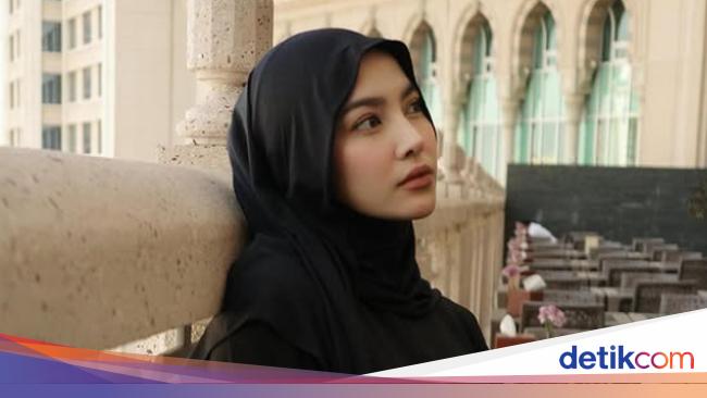 7 Potret Gaya Artis Mualaf Saat Ibadah Umrah, Terbaru Mahalini