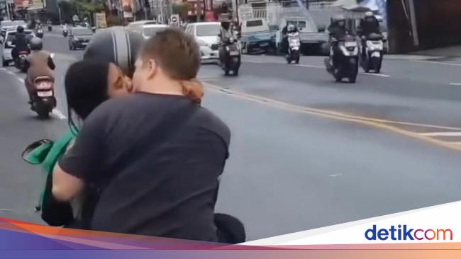 Viral, Bule Bonceng Tiga Sambil Ciuman di Jalanan Denpasar