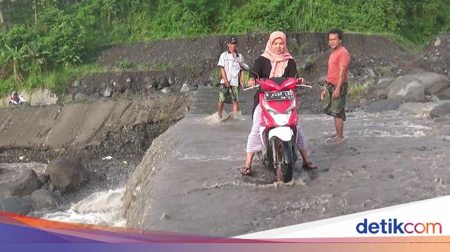 Warga Gotong Royong Bersihkan Material Banjir Lahar Dingin Agar Mudah Dilalui
