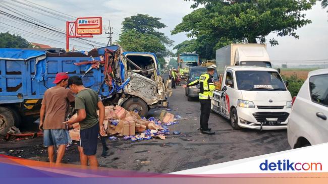 Truk Muat Permen Tabrak Truk Pasir di Jalur Pantura, Sopir Terjepit