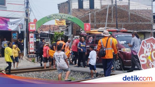 Pemotor Tewas Tertabrak KA di Perlintasan Rel Ganda Gayamsari Semarang