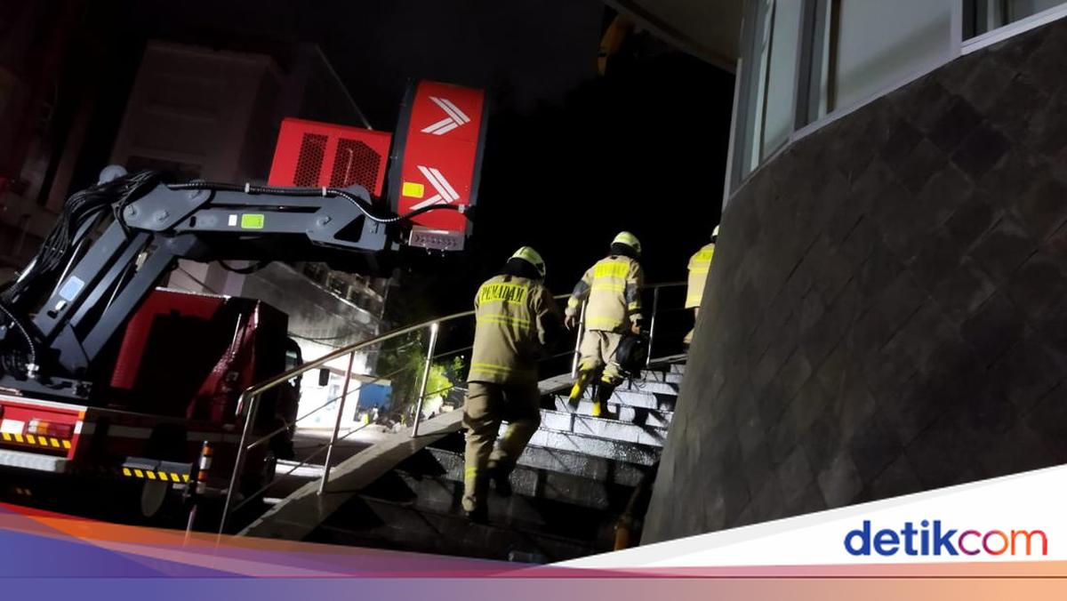 Damkar Gencarkan Pencarian Sisa Korban Kebakaran Glodok Plaza Malam Ini