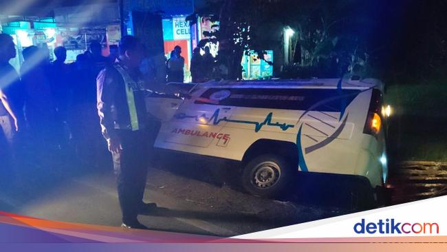 Pulang Antar Pasien, Ambulans Tabrak Motor Hingga Terguling di Bojonegoro