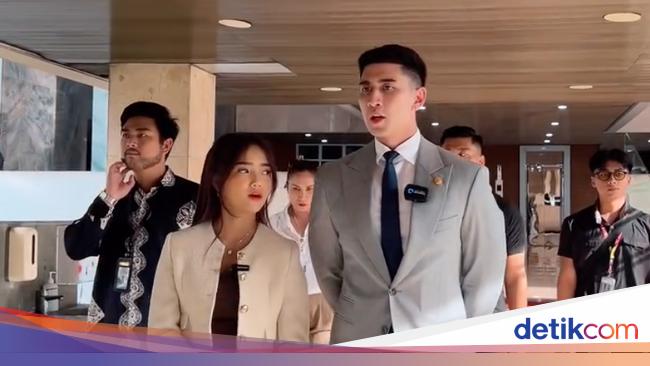 7 Gaya Fuji Main ke Kantor Verrel Bramasta di Gedung DPR RI, Curi Atensi