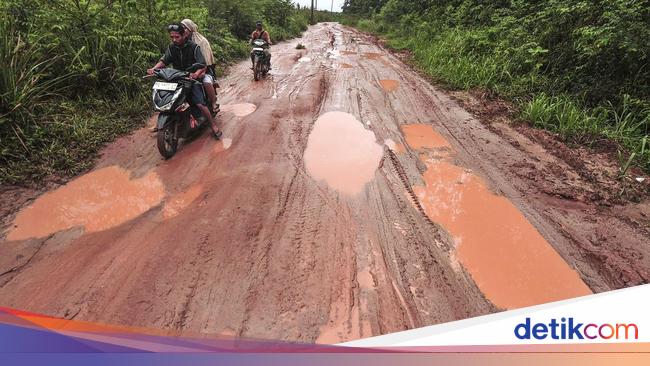 Potret Jalan Desa di Muaro Jambi Masih Tanah dan Rusak