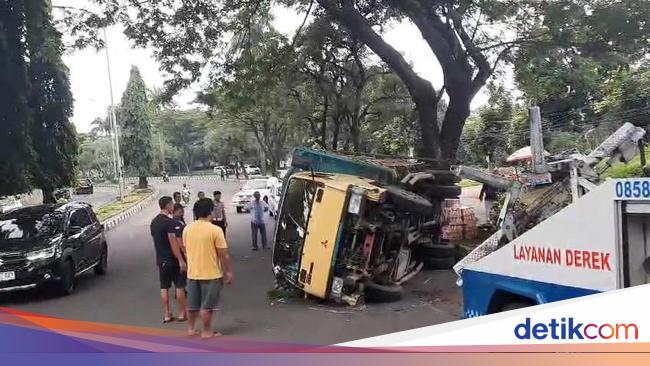 Truk di Bogor Mundur hingga Terguling karena Tak Kuat Menanjak