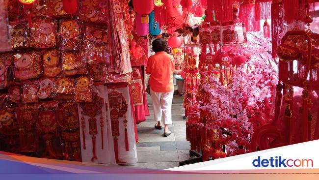 Potret Glodok Berubah Jadi Merah Emas Jelang Imlek Potret Glodok Berubah Jadi Merah Emas Jelang Imlek