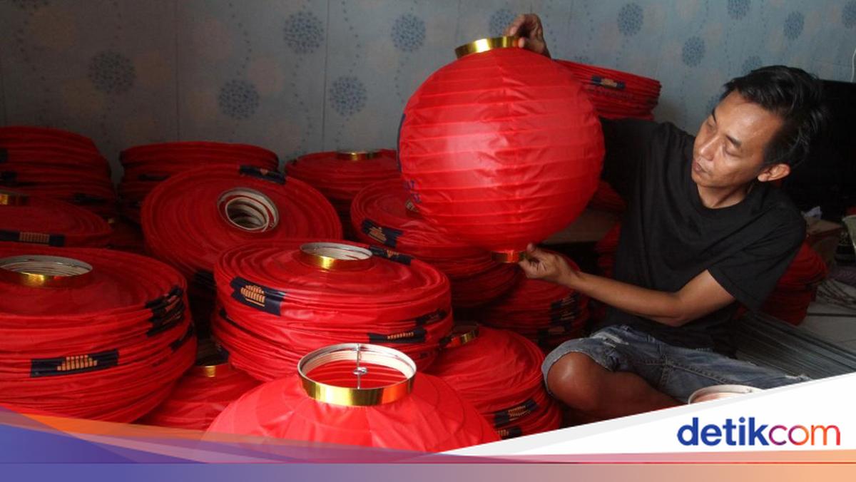 Sibuknya Perajin Lampion Geber Produksi Jelang Imlek