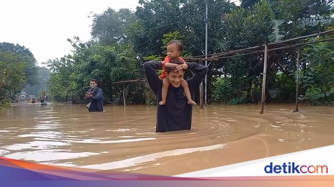 Banjir Setinggi Pinggang Orang Dewasa Rendam 3 Desa di Jombang
