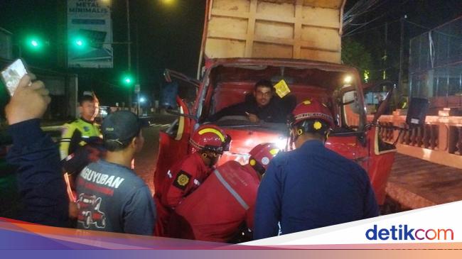 Seruduk Tronton di Klaten, Sopir Truk Pasir Terjepit 1,5 Jam