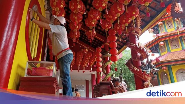 Sambut Imlek, Pengurus Vihara Dharma Cattra Tabanan Pasang 1.000 Lampion