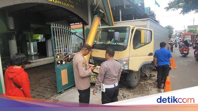 Hindari Penjual Bakso, Truk Tabrak Masjid di JLS Kota Pasuruan