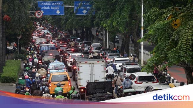 Apes! Sudah Terobos Jalur TJ, Eh Terjebak Macet