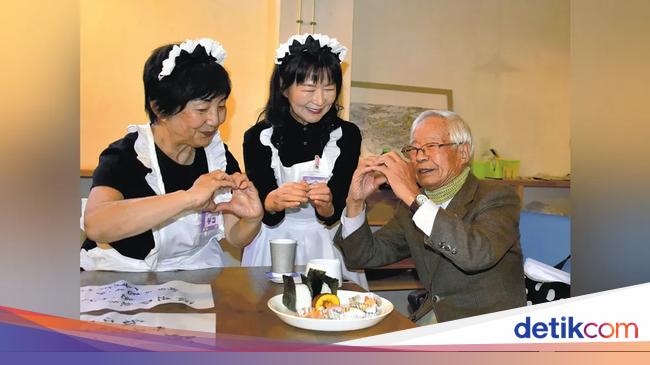 Kafe Pelayan di Jepang Ini Cuma Terima Pelayan 65 Tahun ke Atas!