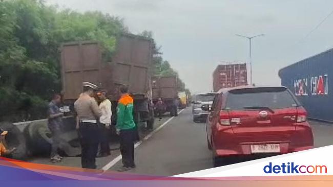 Peti Kemas Truk Kontainer Terlepas di Tol Cakung Arah Rorotan, Lalin Macet