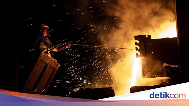 Pernah Lihat Proses Peleburan Timah? Seperti Ini Nih