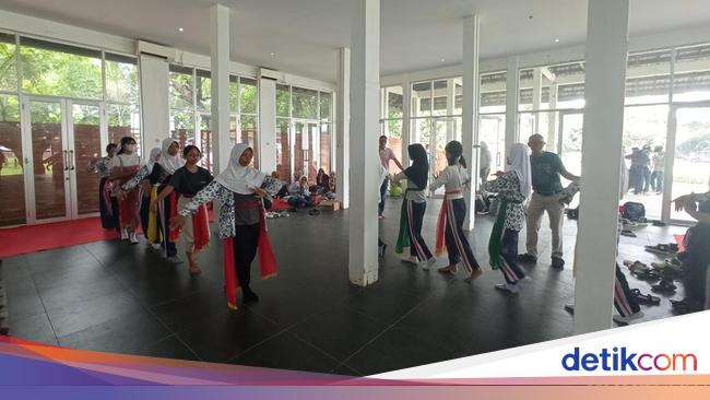 Melihat Keseruan Pelajar Cirebon Berlatih Kesenian Wayang Uwong