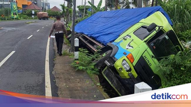 Truk Muatan Pupuk Terguling Nyemplung Selokan di Kulon Progo