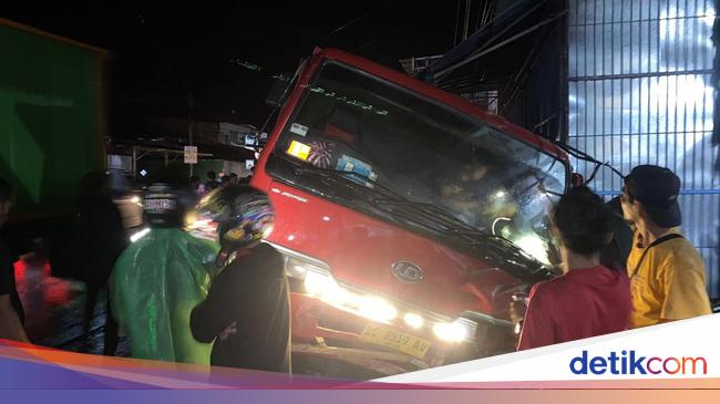 Kecelakaan Maut Truk Vs Pikap di Mamuju, 1 Orang Tewas