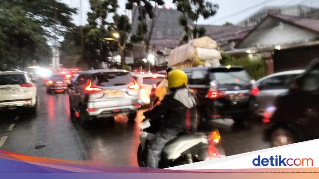 Bandung Disergap Banjir, Jalan Pasteur Macet Panjang