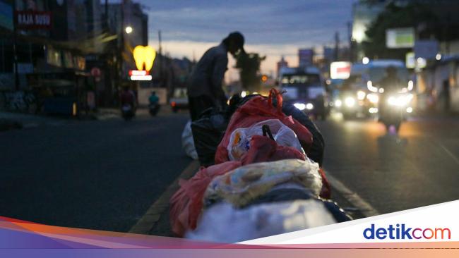 Masalah Klasik Ciputat, Sampah Dibuang di Median Jalan