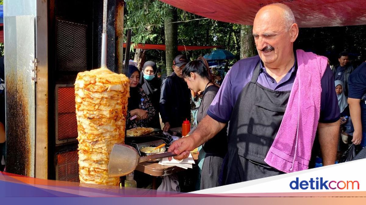 Lezatnya Kebab Turki Viral di Lapangan Tegalega Bandung