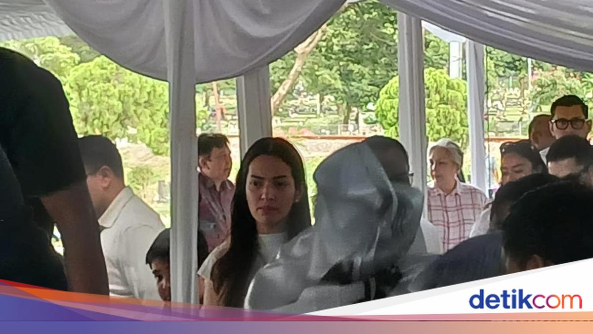 Tangis Nia Ramadhani Pecah di Pemakaman Nenek Tercinta