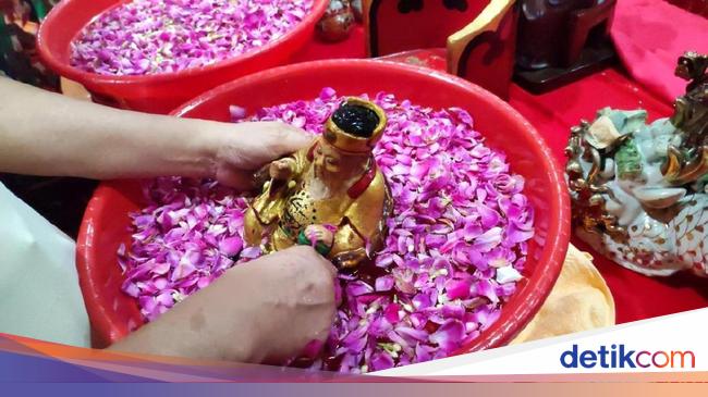 Mengintip Tradisi Jelang Imlek di Kelenteng Hok Tek Bio Ciamis