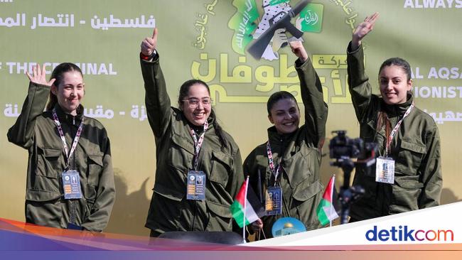 Senyum Semringah Tentara Wanita Israel Usai Dibebaskan Hamas Senyum Semringah Tentara Wanita Israel Usai Dibebaskan Hamas