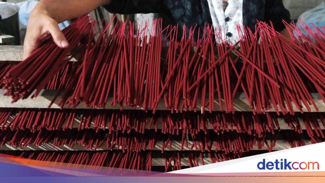 Melihat Produksi Dupa untuk Sembahyang di Bali