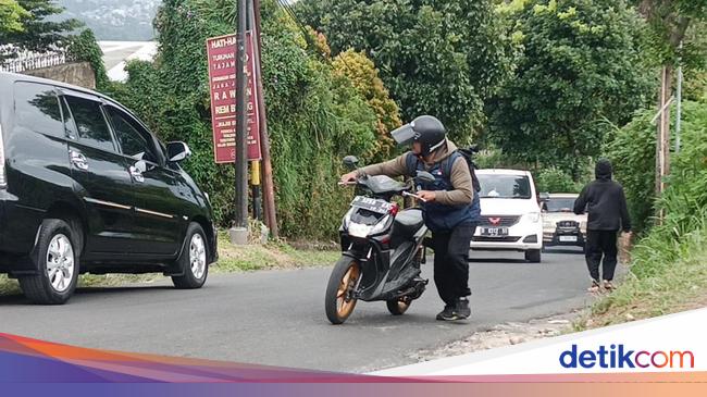 Banyak Kendaraan 'Menyerah' di Tanjakan Naga Lembang