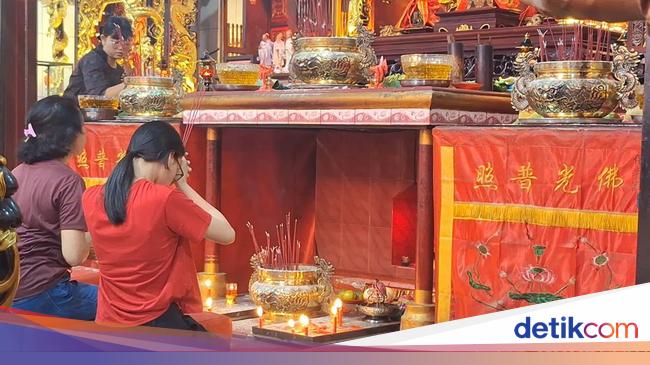 Khidmat Imlek di Po Hwa Kong, Kelenteng Tertua di Mataram
