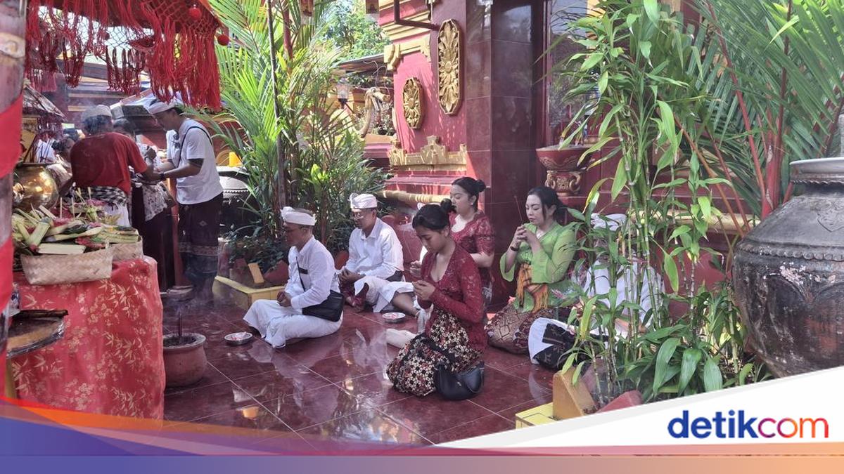 Kenakan Pakaian Adat Bali, Umat Hindu-Buddha Rayakan Imlek di Kongco ...