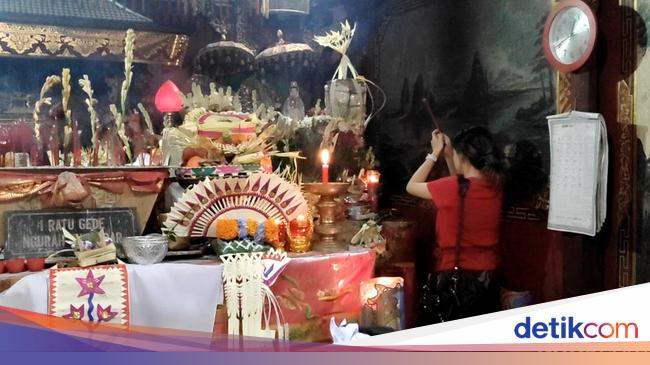 Unik, Umat Jalankan Dua Tradisi di Kongco Batur Saat Imlek