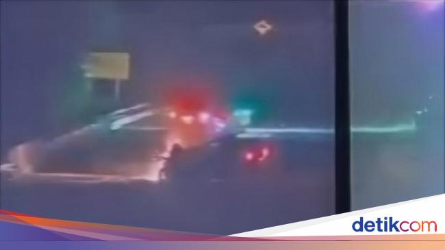 Terekam CCTV Detik-detik Laka Tol Jombang Tewaskan 2 Pegawai Dinsos Jatim